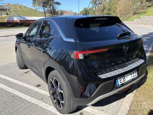 Black Opel Mokka 2022 in Ventspils, with an engine capacity of 1.20 L and mileage of 22 thousand km for 20100 €, photo 4 on AUTOMOTO.COM.LV