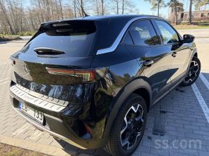 Black Opel Mokka 2022 in Ventspils, with an engine capacity of 1.20 L and mileage of 22 thousand km for 20100 €, photo 5 on AUTOMOTO.COM.LV