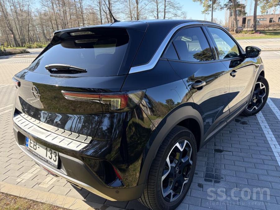 Black Opel Mokka 2022 in Ventspils, with an engine capacity of 1.20 L and mileage of 22 thousand km for 20100 €, photo 5 on AUTOMOTO.COM.LV