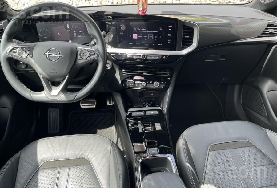 Black Opel Mokka 2022 in Ventspils, with an engine capacity of 1.20 L and mileage of 22 thousand km for 20100 €, photo 6 on AUTOMOTO.COM.LV