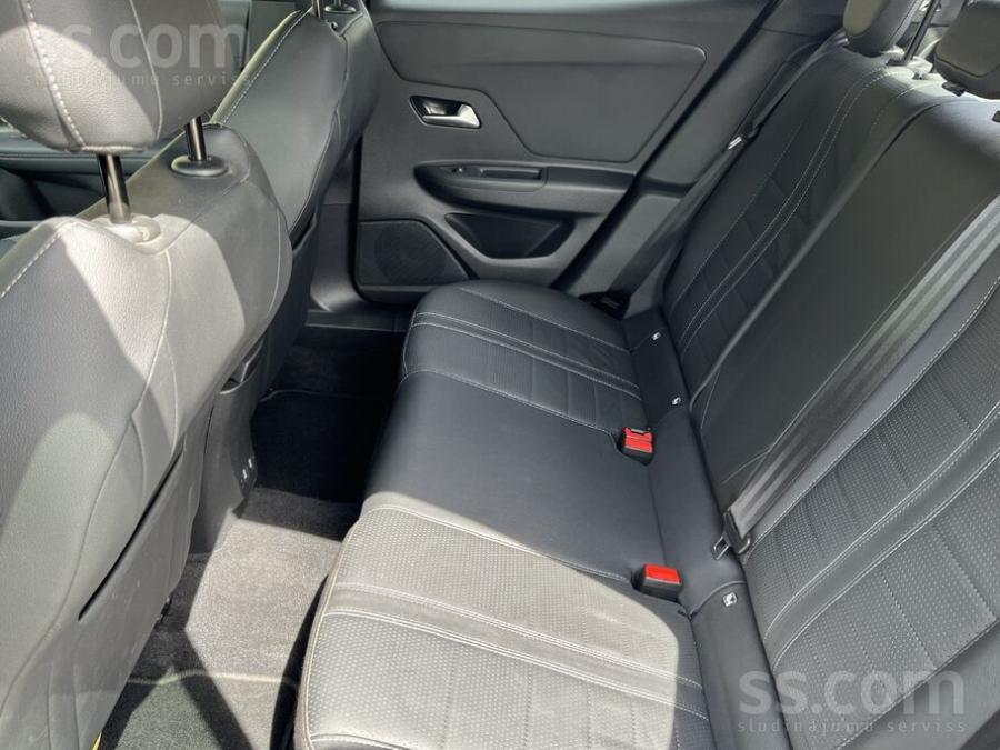 Black Opel Mokka 2022 in Ventspils, with an engine capacity of 1.20 L and mileage of 22 thousand km for 20100 €, photo 7 on AUTOMOTO.COM.LV