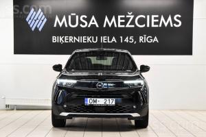 Black Opel Mokka 2022 in Riga, with an engine capacity of 1.20 L and mileage of 24 thousand km for 17990 €, photo 3 on AUTOMOTO.COM.LV