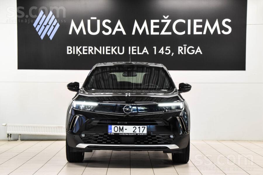 Black Opel Mokka 2022 in Riga, with an engine capacity of 1.20 L and mileage of 24 thousand km for 17990 €, photo 3 on AUTOMOTO.COM.LV