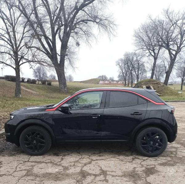 Black Opel Mokka 2023 in Kaunas, with an engine capacity of 1.20 L and mileage of 45 thousand km for 17500 €, photo 1 on AUTOMOTO.COM.LV