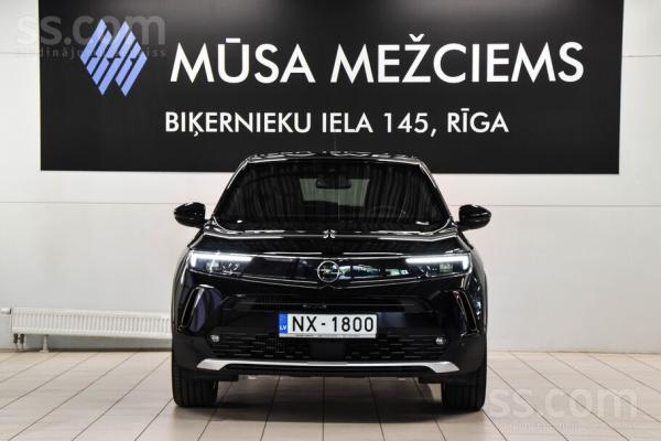 Black Opel Mokka 2023 in Riga, with an engine capacity of 1.20 L and mileage of 24 thousand km for 19990 €, photo 2 on AUTOMOTO.COM.LV