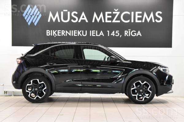 Black Opel Mokka 2023 in Riga, with an engine capacity of 1.20 L and mileage of 24 thousand km for 19990 €, photo 4 on AUTOMOTO.COM.LV