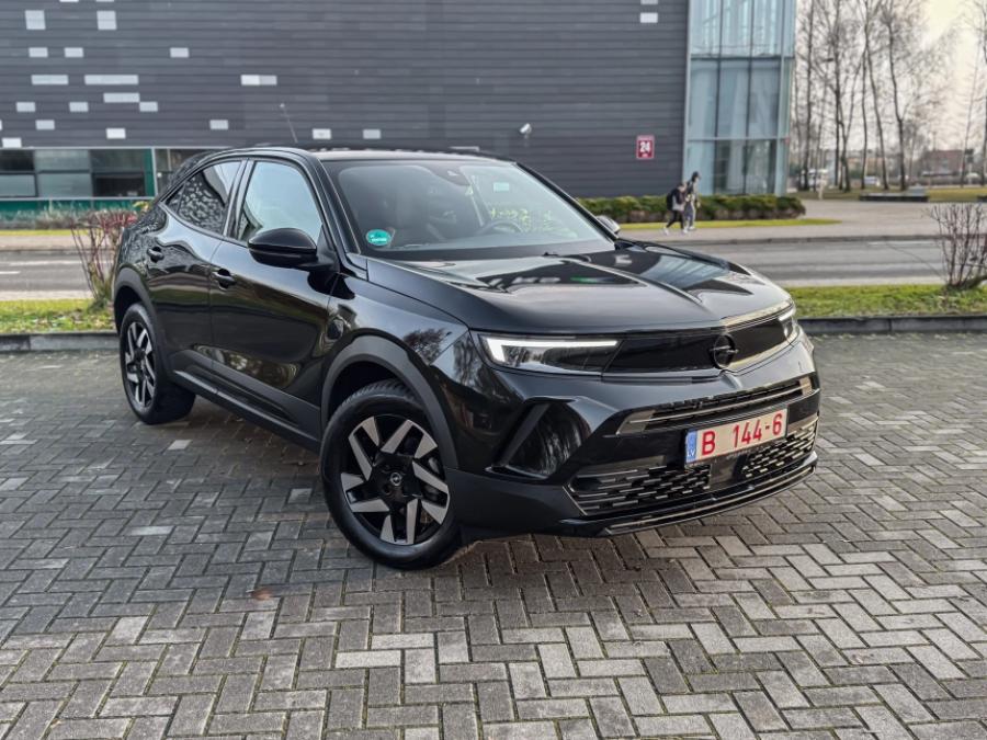 Melns Opel Mokka 2024 Rīga, ar dzinēja tilpumu 1.20 L un nobraukumu 10 tūkst. km par 20500 €, foto 1 vietnē AUTOMOTO.COM.LV