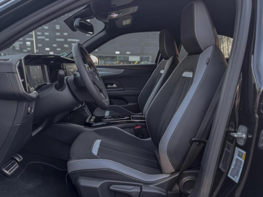 Melns Opel Mokka 2024 Rīga, ar dzinēja tilpumu 1.20 L un nobraukumu 10 tūkst. km par 20500 €, foto 19 vietnē AUTOMOTO.COM.LV