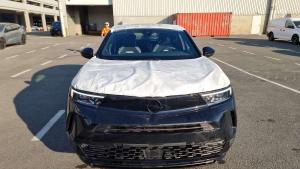 Черный Опель Mokka 2024 в Вильнюс, объемом двигателя 1.20 л и пробегом 0 тыс. км за 17545 €, фото  на AUTOMOTO.COM.LV