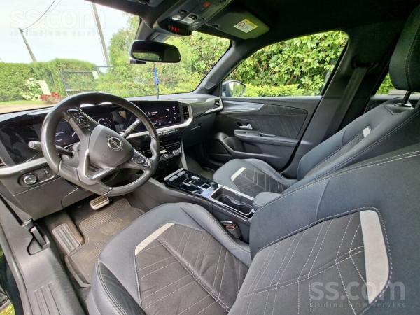 Black Opel Mokka 2022 in Riga, with an engine capacity of 1.60 L and mileage of 70 thousand km for 18200 €, photo 5 on AUTOMOTO.COM.LV
