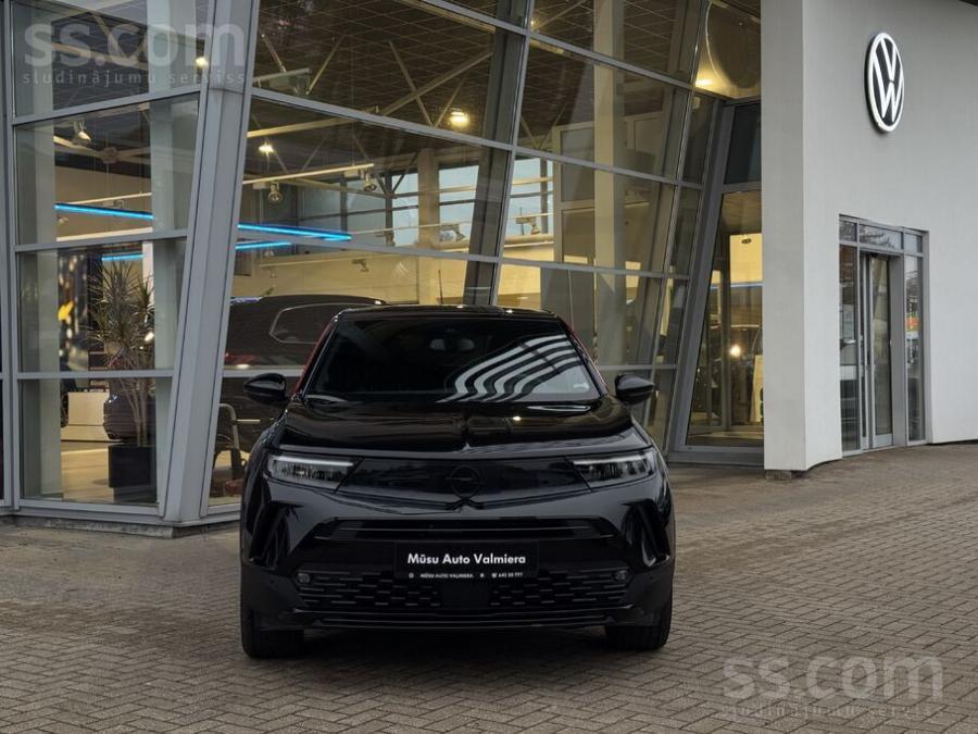 Black Opel Mokka 2022 in Valmiera, with an engine capacity of 1.20 L and mileage of 62 thousand km for 16900 €, photo 3 on AUTOMOTO.COM.LV