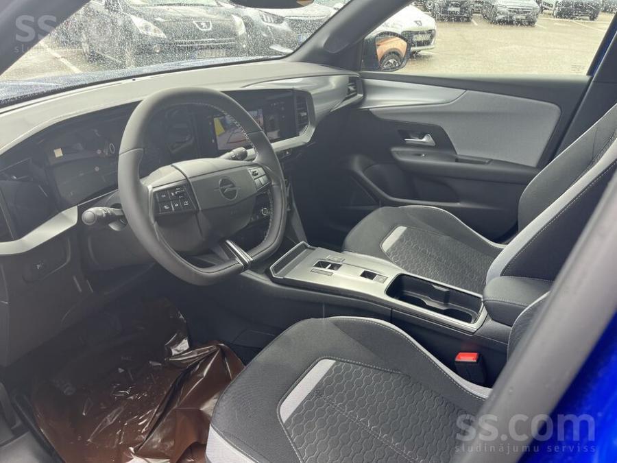 Blue Opel Mokka 2025 in Riga, with an engine capacity of 1.20 L and mileage of 13 thousand km for 23000 €, photo 6 on AUTOMOTO.COM.LV