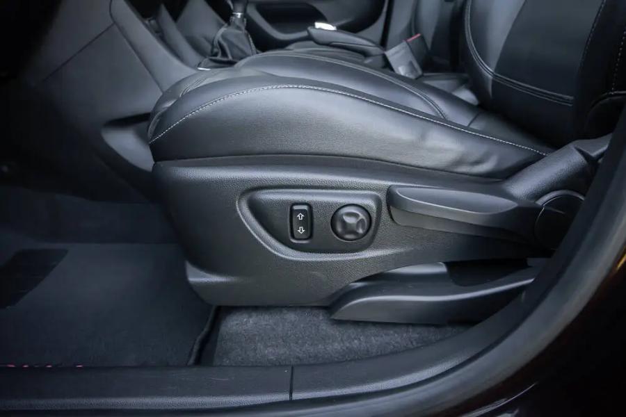 Brown Opel Mokka 2014 in Tukums, with an engine capacity of 1.70 L and mileage of 320 thousand km for 5990 €, photo 13 on AUTOMOTO.COM.LV