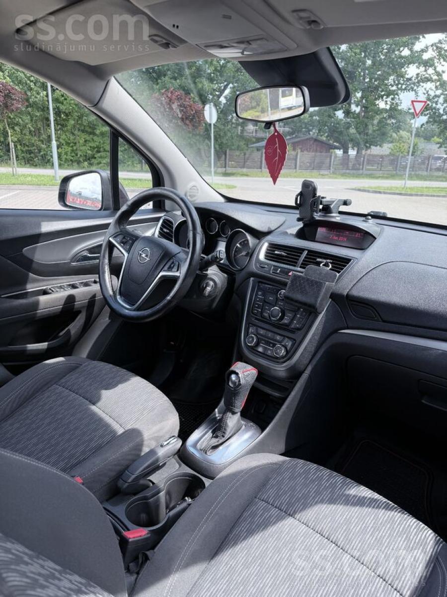 Brown Opel Mokka 2014 in Dobele, with an engine capacity of 1.60 L and mileage of 181 thousand km for 7500 €, photo 9 on AUTOMOTO.COM.LV