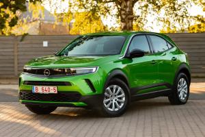 Green Opel Mokka 2021 in Jelgava, with an engine capacity of 1.00 L and mileage of 24 thousand km for 19900 €, photo  on AUTOMOTO.COM.LV