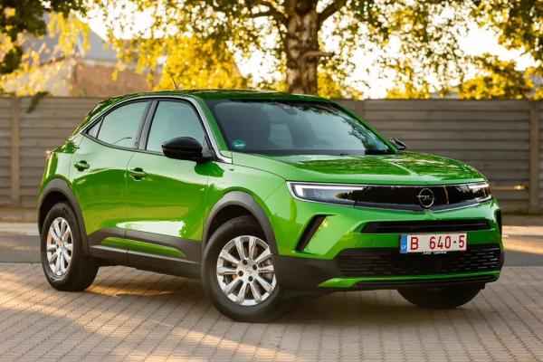 Green Opel Mokka 2021 in Jelgava, with an engine capacity of 1.00 L and mileage of 24 thousand km for 19900 €, photo 2 on AUTOMOTO.COM.LV
