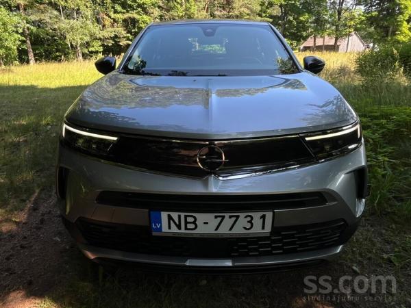 Pelēks Opel Mokka 2022 Kuldīga, ar dzinēja tilpumu 1.20 L un nobraukumu 58 tūkst. km par 13200 €, foto 1 vietnē AUTOMOTO.COM.LV