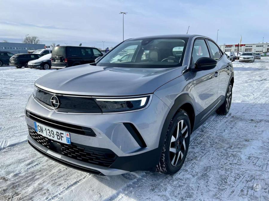 Pelēks Opel Mokka 2023 Marijampole, ar dzinēja tilpumu 1.20 L un nobraukumu 68 tūkst. km par 16698 €, foto 1 vietnē AUTOMOTO.COM.LV