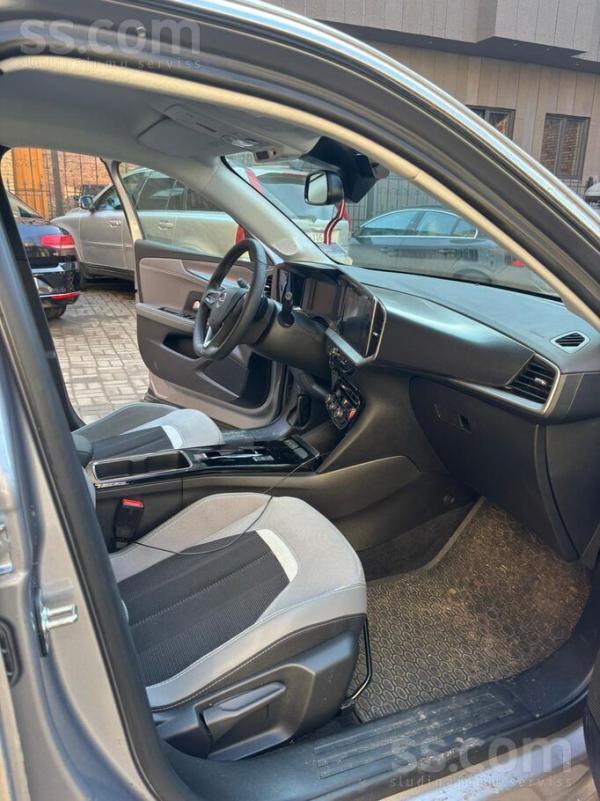 Grey Opel Mokka 2024 in Riga, with an engine capacity of 1.20 L and mileage of 10 thousand km for 20900 €, photo 8 on AUTOMOTO.COM.LV