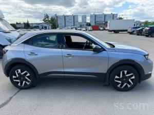 Pelēks Opel Mokka 2025 Rīga, ar dzinēja tilpumu 1.20 L un nobraukumu 10 tūkst. km par 21900 €, foto  vietnē AUTOMOTO.COM.LV