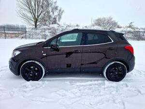 Sarkans Opel Mokka 2015 Marijampole, ar dzinēja tilpumu 1.60 L un nobraukumu 136 tūkst. km par 7950 €, foto  vietnē AUTOMOTO.COM.LV
