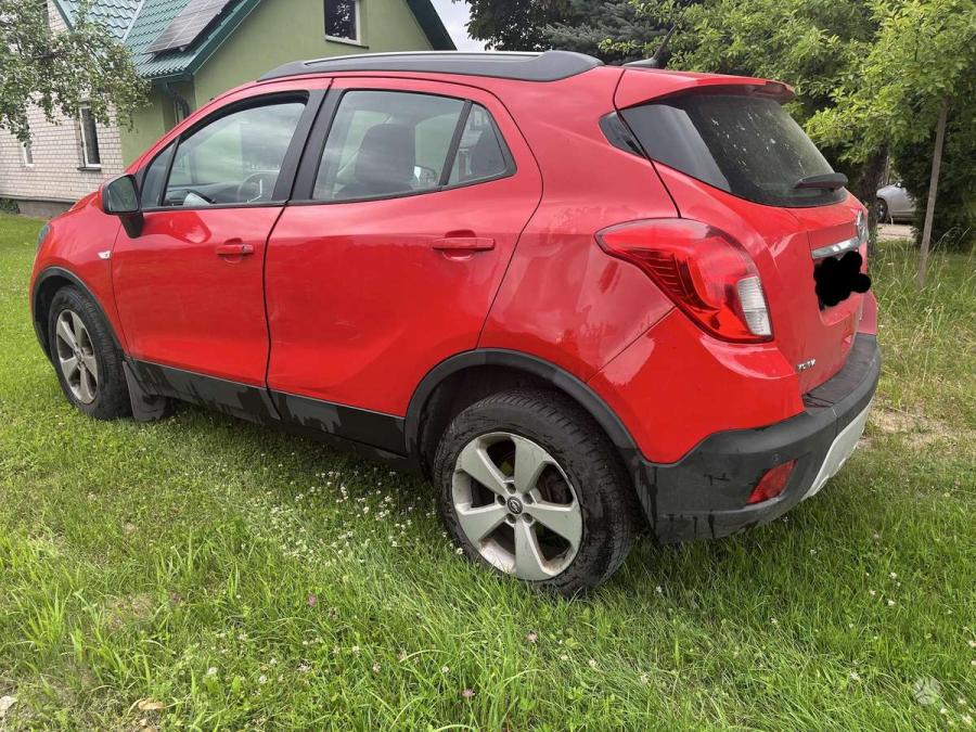 Red Opel Mokka 2016 in Vilnius, with an engine capacity of 1.60 L and mileage of 168 thousand km for 5420 €, photo 3 on AUTOMOTO.COM.LV