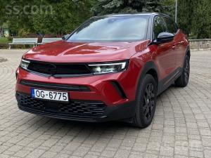 Red Opel Mokka 2023 in Daugavpils, with an engine capacity of 1.20 L and mileage of 0 thousand km for 19800 €, photo  on AUTOMOTO.COM.LV
