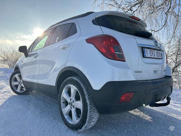 White Opel Mokka 2013 in Kaunas, with an engine capacity of 1.69 L and mileage of 317 thousand km for 4650 €, photo 4 on AUTOMOTO.COM.LV