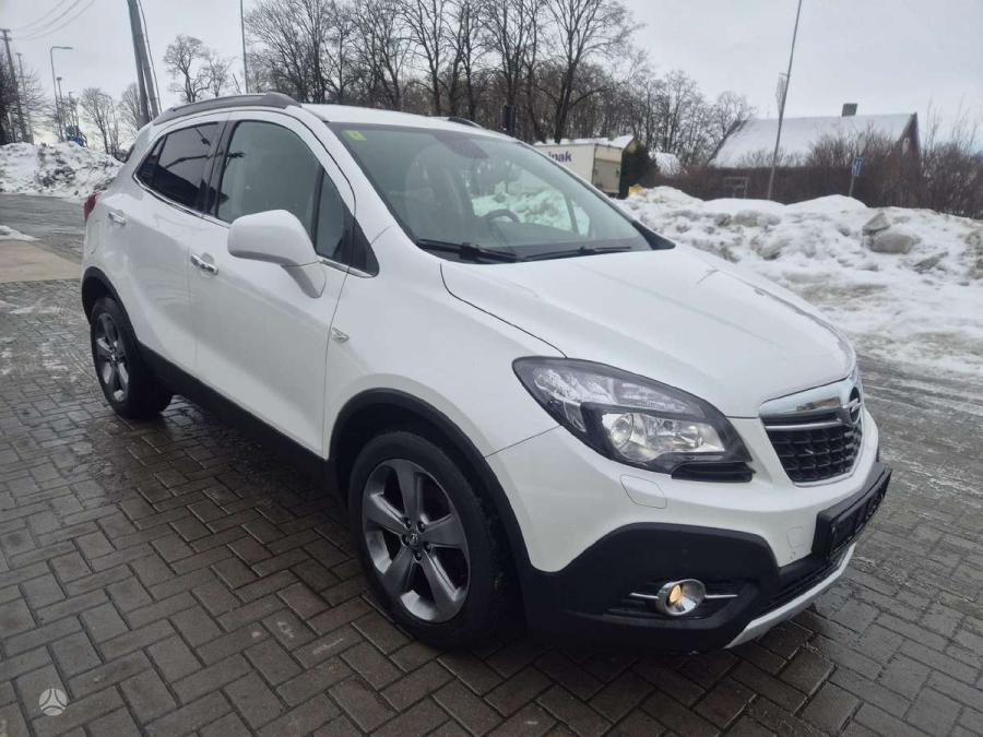 White Opel Mokka 2013 in Taurage, with an engine capacity of 1.69 L and mileage of 182 thousand km for 5950 €, photo 1 on AUTOMOTO.COM.LV