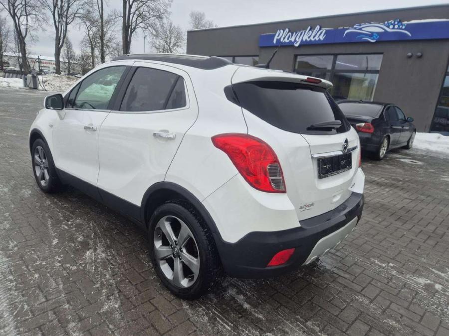 White Opel Mokka 2013 in Taurage, with an engine capacity of 1.69 L and mileage of 182 thousand km for 5950 €, photo 3 on AUTOMOTO.COM.LV