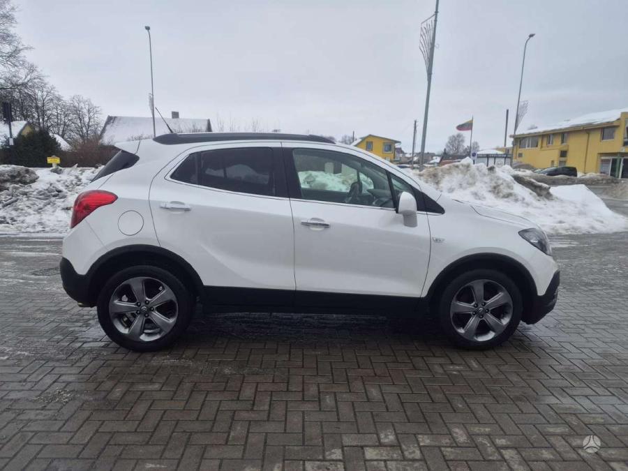 White Opel Mokka 2013 in Taurage, with an engine capacity of 1.69 L and mileage of 182 thousand km for 5950 €, photo 7 on AUTOMOTO.COM.LV