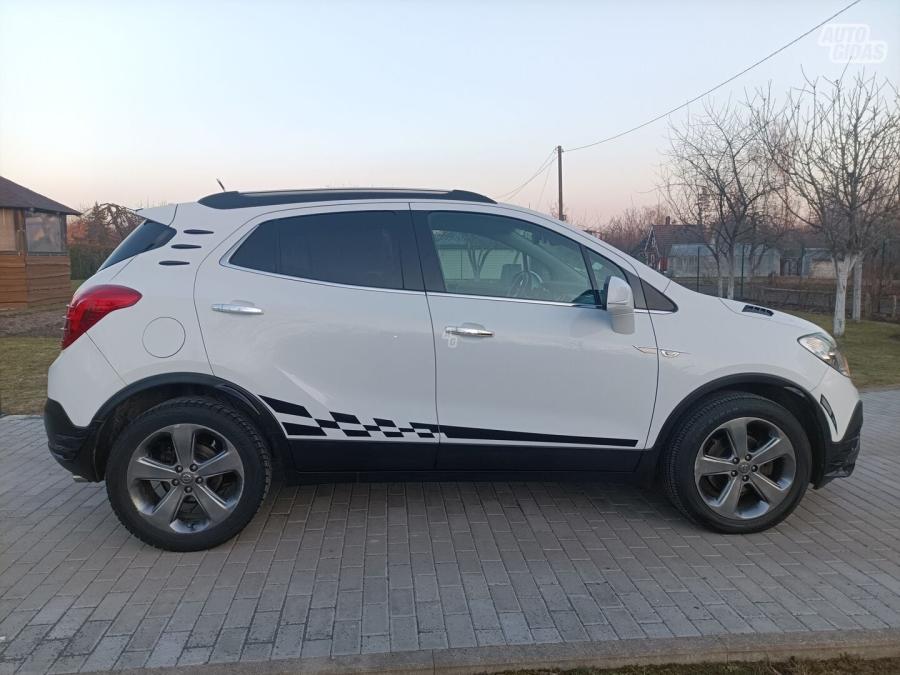 White Opel Mokka 2013 in Klaipeda, with an engine capacity of 1.70 L and mileage of 250 thousand km for 5850 €, photo 3 on AUTOMOTO.COM.LV