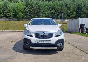 White Opel Mokka 2013 in Vilnius, with an engine capacity of 1.69 L and mileage of 215 thousand km for 9750 €, photo 3 on AUTOMOTO.COM.LV