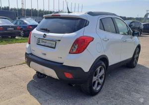 White Opel Mokka 2013 in Vilnius, with an engine capacity of 1.69 L and mileage of 215 thousand km for 9750 €, photo 5 on AUTOMOTO.COM.LV