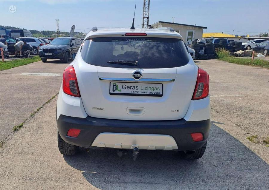 White Opel Mokka 2013 in Vilnius, with an engine capacity of 1.69 L and mileage of 215 thousand km for 9750 €, photo 6 on AUTOMOTO.COM.LV