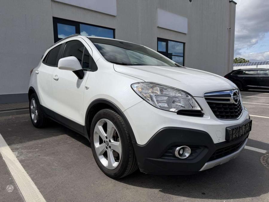 White Opel Mokka 2013 in Kaunas, with an engine capacity of 1.60 L and mileage of 236 thousand km for 6550 €, photo 1 on AUTOMOTO.COM.LV