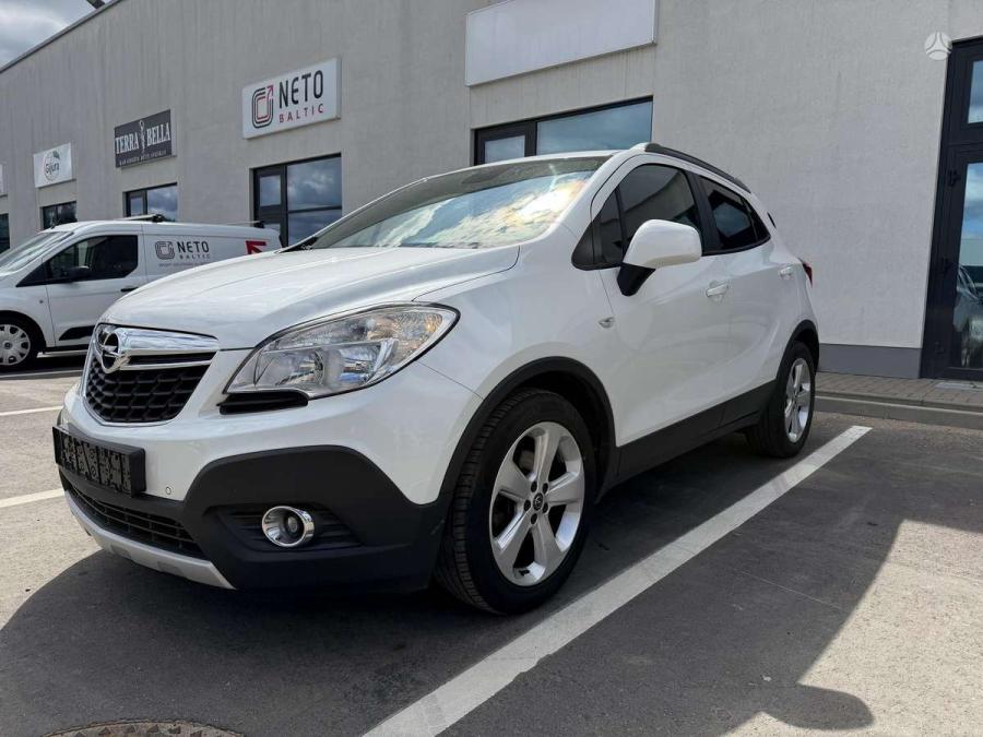 White Opel Mokka 2013 in Kaunas, with an engine capacity of 1.60 L and mileage of 236 thousand km for 6550 €, photo 4 on AUTOMOTO.COM.LV