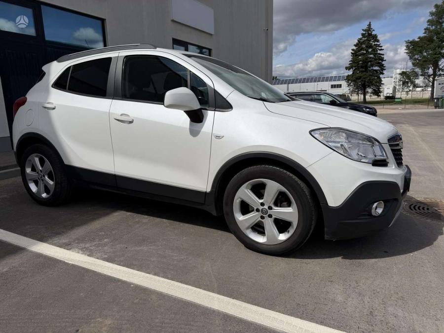 White Opel Mokka 2013 in Kaunas, with an engine capacity of 1.60 L and mileage of 236 thousand km for 6550 €, photo 5 on AUTOMOTO.COM.LV