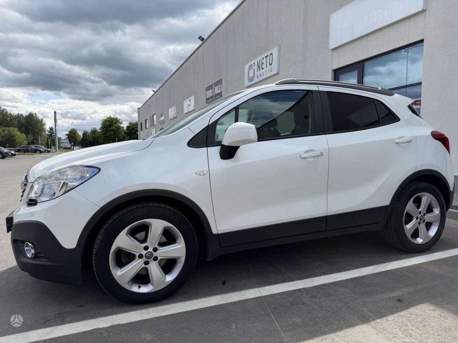 White Opel Mokka 2013 in Kaunas, with an engine capacity of 1.60 L and mileage of 236 thousand km for 6550 €, photo 6 on AUTOMOTO.COM.LV