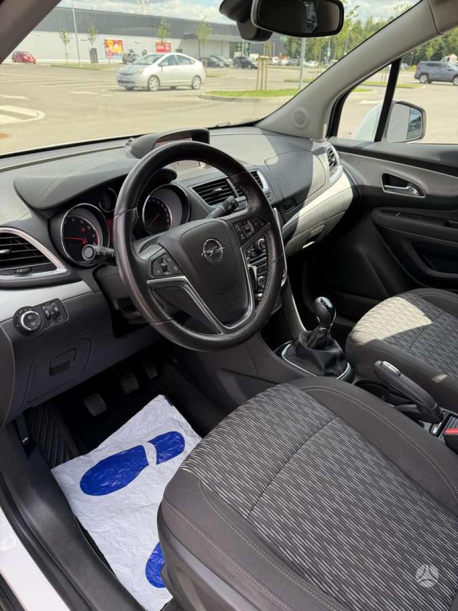 White Opel Mokka 2013 in Kaunas, with an engine capacity of 1.60 L and mileage of 236 thousand km for 6550 €, photo 11 on AUTOMOTO.COM.LV
