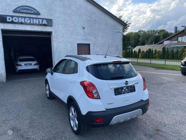 White Opel Mokka 2013 in Jurbarkas, with an engine capacity of 1.60 L and mileage of 185 thousand km for 5950 €, photo 6 on AUTOMOTO.COM.LV
