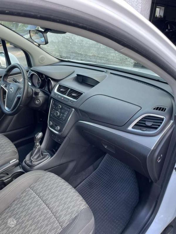 White Opel Mokka 2013 in Jurbarkas, with an engine capacity of 1.60 L and mileage of 185 thousand km for 5950 €, photo 8 on AUTOMOTO.COM.LV