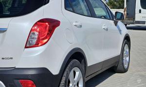 White Opel Mokka 2013 in Taurage, with an engine capacity of 1.69 L and mileage of 237 thousand km for 5800 €, photo 7 on AUTOMOTO.COM.LV