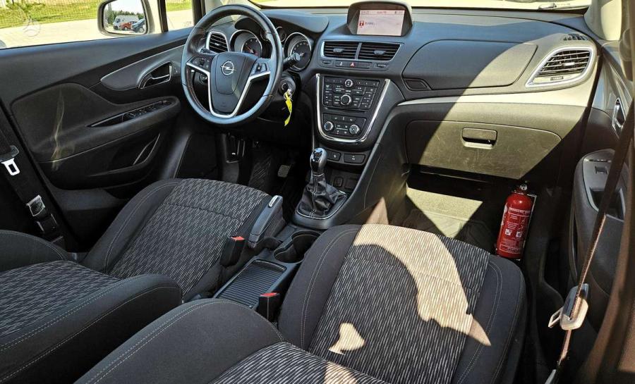 White Opel Mokka 2013 in Taurage, with an engine capacity of 1.69 L and mileage of 237 thousand km for 5800 €, photo 8 on AUTOMOTO.COM.LV