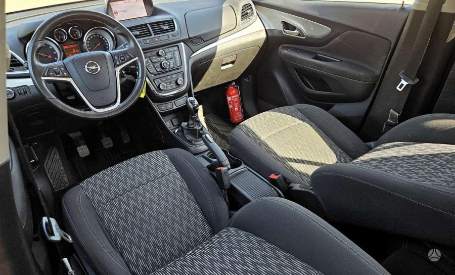 White Opel Mokka 2013 in Taurage, with an engine capacity of 1.69 L and mileage of 237 thousand km for 5800 €, photo 10 on AUTOMOTO.COM.LV