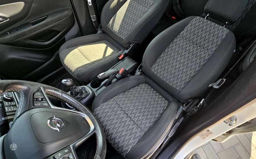 White Opel Mokka 2013 in Taurage, with an engine capacity of 1.69 L and mileage of 237 thousand km for 5800 €, photo 12 on AUTOMOTO.COM.LV