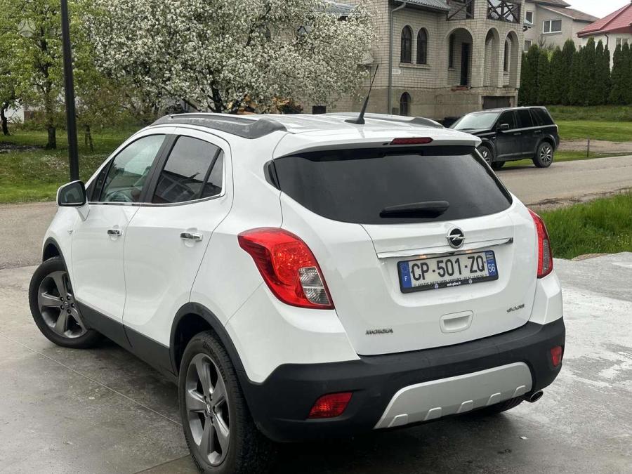 White Opel Mokka 2013 in Alytus, with an engine capacity of 1.69 L and mileage of 241 thousand km for 6650 €, photo 4 on AUTOMOTO.COM.LV