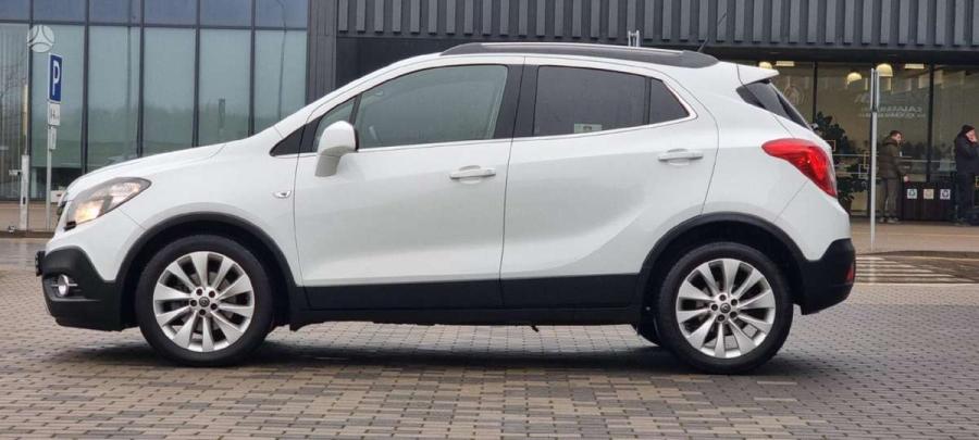 White Opel Mokka 2014 in Siauliai, with an engine capacity of 1.40 L and mileage of 181 thousand km for 6600 €, photo 4 on AUTOMOTO.COM.LV