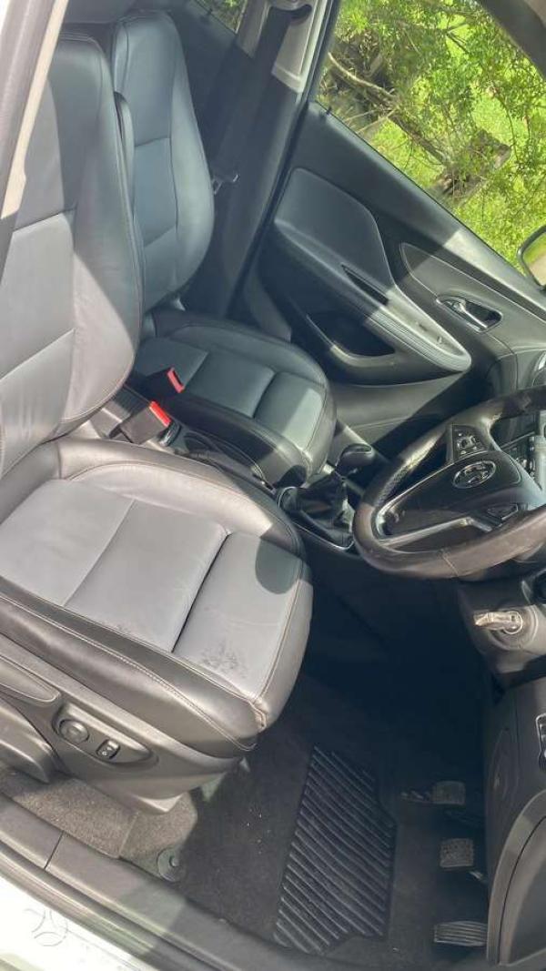 White Opel Mokka 2014 in Vilnius, with an engine capacity of 1.60 L and mileage of 128 thousand km for 2750 €, photo 6 on AUTOMOTO.COM.LV