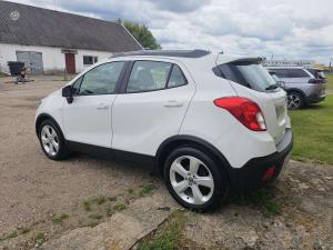 White Opel Mokka 2014 in Jurbarkas, with an engine capacity of 1.36 L and mileage of 150 thousand km for 6000 €, photo 3 on AUTOMOTO.COM.LV